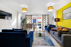 Casa família | Área de estar | Smart TV 42 polegadas com canais via satélite, Netflix