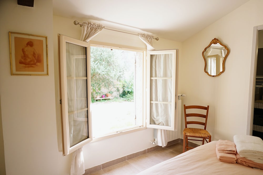 LaPetite Maison Abigail, Peaceful home in Avignon - Avignon | Stayz