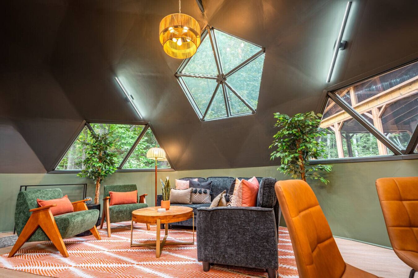 Unique Muskoka Retreat W/ Hot Tub On 10 Acres - Gravenhurst