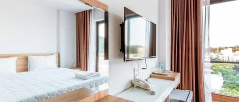 Quarto Deluxe, vista para o mar | Cortinas/cortinados opacos, ferro/tábua de engomar, Wi-fi grátis