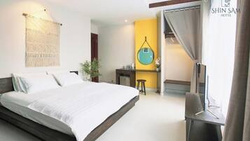 Quarto luxo, sacada | Cortinas blackout, ferros/tábuas de passar roupa, Wi-Fi de cortesia