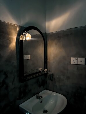 Casa de Campo Comfort, varanda, vista para o jardim | Casa de banho | Um polibã, artigos de higiene pessoal grátis, um secador de cabelo