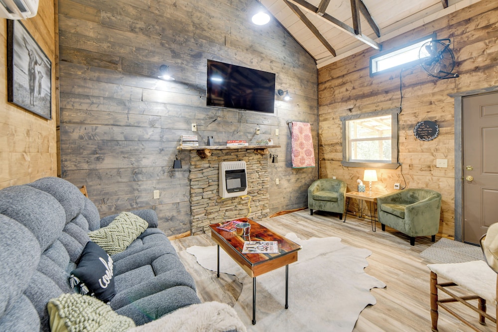 Lake Eufaula Access: Cozy Wood Cabin W/ Yard! - Alabama