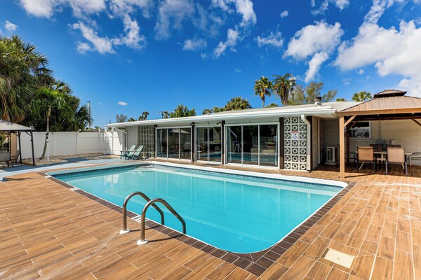 Furnished Sunroom W/ Tv! Canal-front Bradenton Gem - Anna Maria Island, FL
