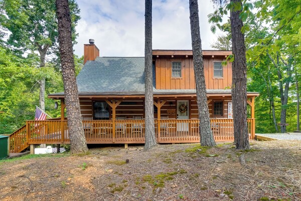 Hot Tub & Deck! 'Bear Hugs Cabin' Near Gatlinburg - Gatlinburg