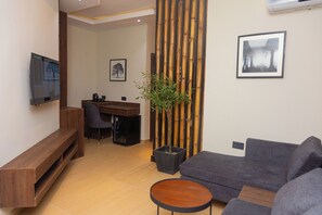 Suite | Cofre no quarto, secretária