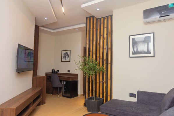 Suite | Cofre no quarto, secretária