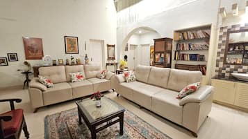 Villa Familiar, vista para o pátio | Sala de estar