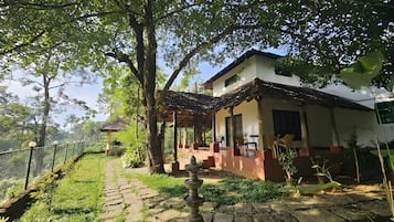 Villa Familiar, vista para o pátio | Vista para o jardim