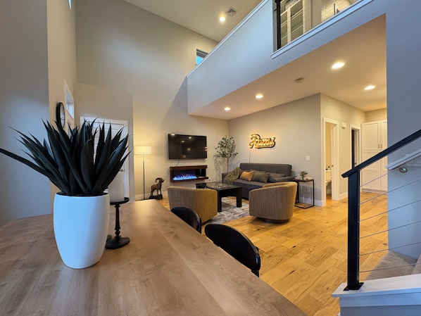 Casa, várias camas, banheira de imersão (427 Osiander Street) | Área de estar