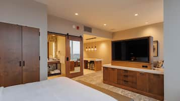 Suite-Estúdio Deluxe, 1 cama king-size | Cofre no quarto, secretária