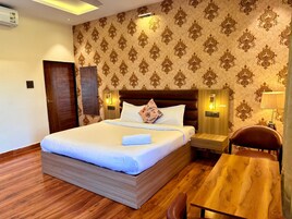 Secretária, secretária adequada para computadores portáteis 