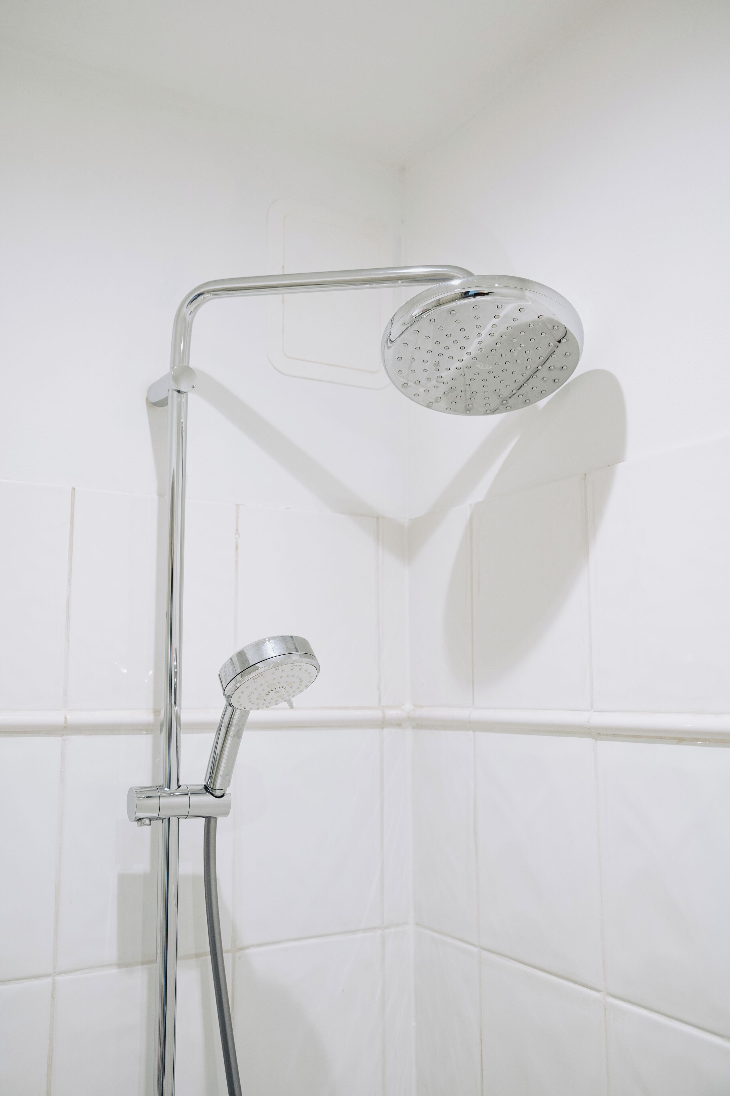 Produtos de toalete grátis, toalhas de banho, sabonete, shampoo