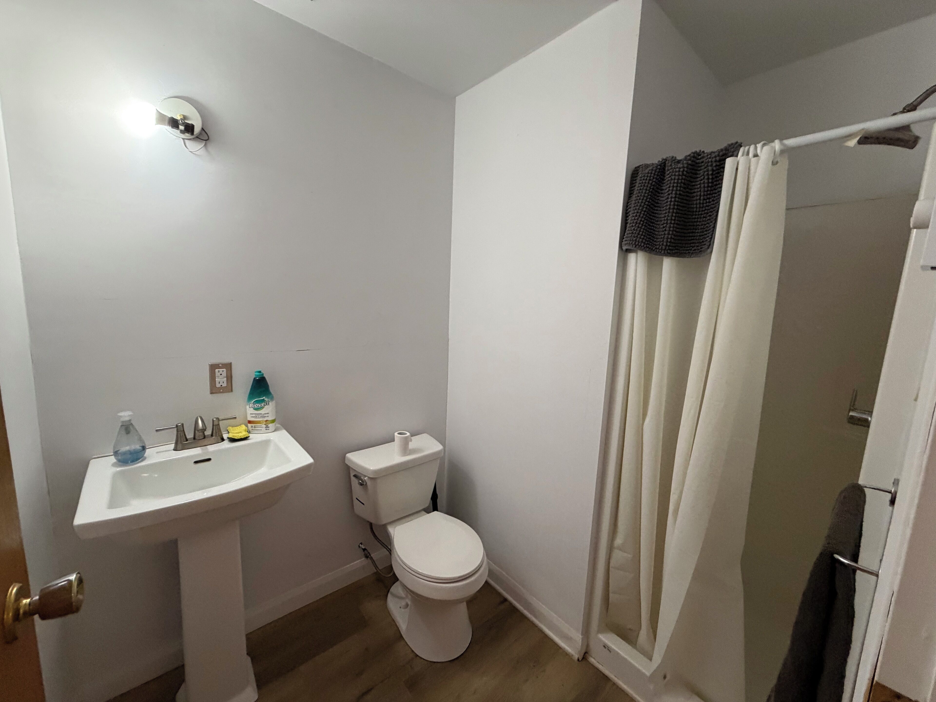 Quarto Económico | Casa de banho | Toalhas fornecidas, sabão, champô, papel higiénico 