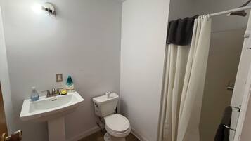 Quarto Económico | Casa de banho | Toalhas fornecidas, sabão, champô, papel higiénico