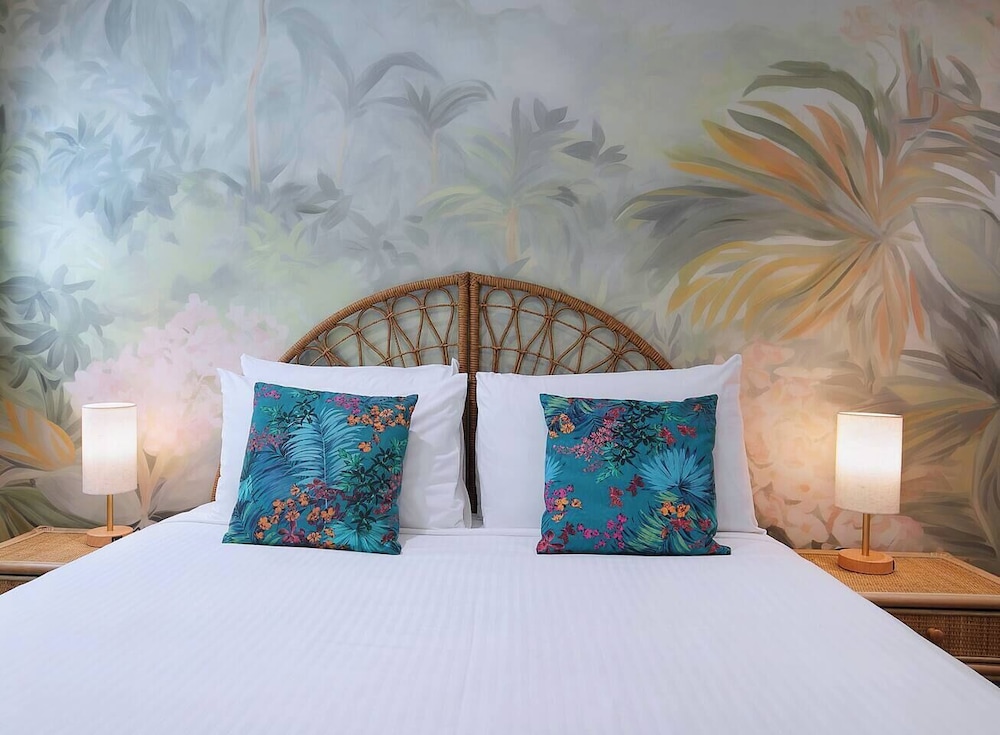 The Fish Bowl Vibrant Riverside Escape with Pool - Brisbane | Vrbo