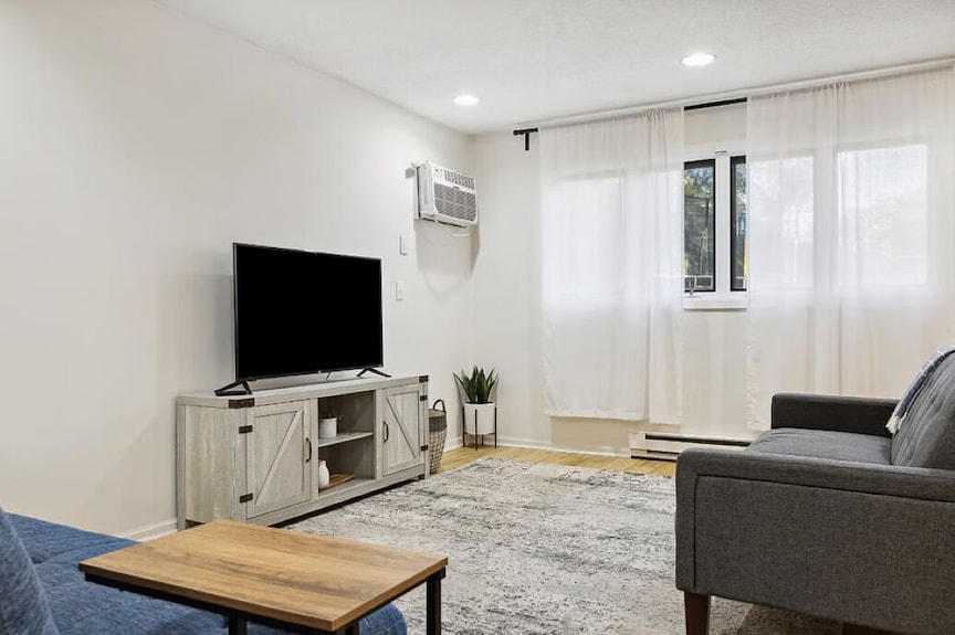 Beautiful 3 Bed/1 Bath Duplex In A Quiet Neighborhood Near Downtown Minneapolis - 明尼亞波里斯