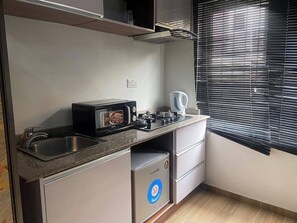 Apartamento de Luxo, varanda, Vista para a cidade | Cozinha privada | Um frigorífico, um micro-ondas, um forno, uma placa de cozinha