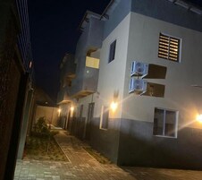 Fachada do alojamento (tarde/noite)