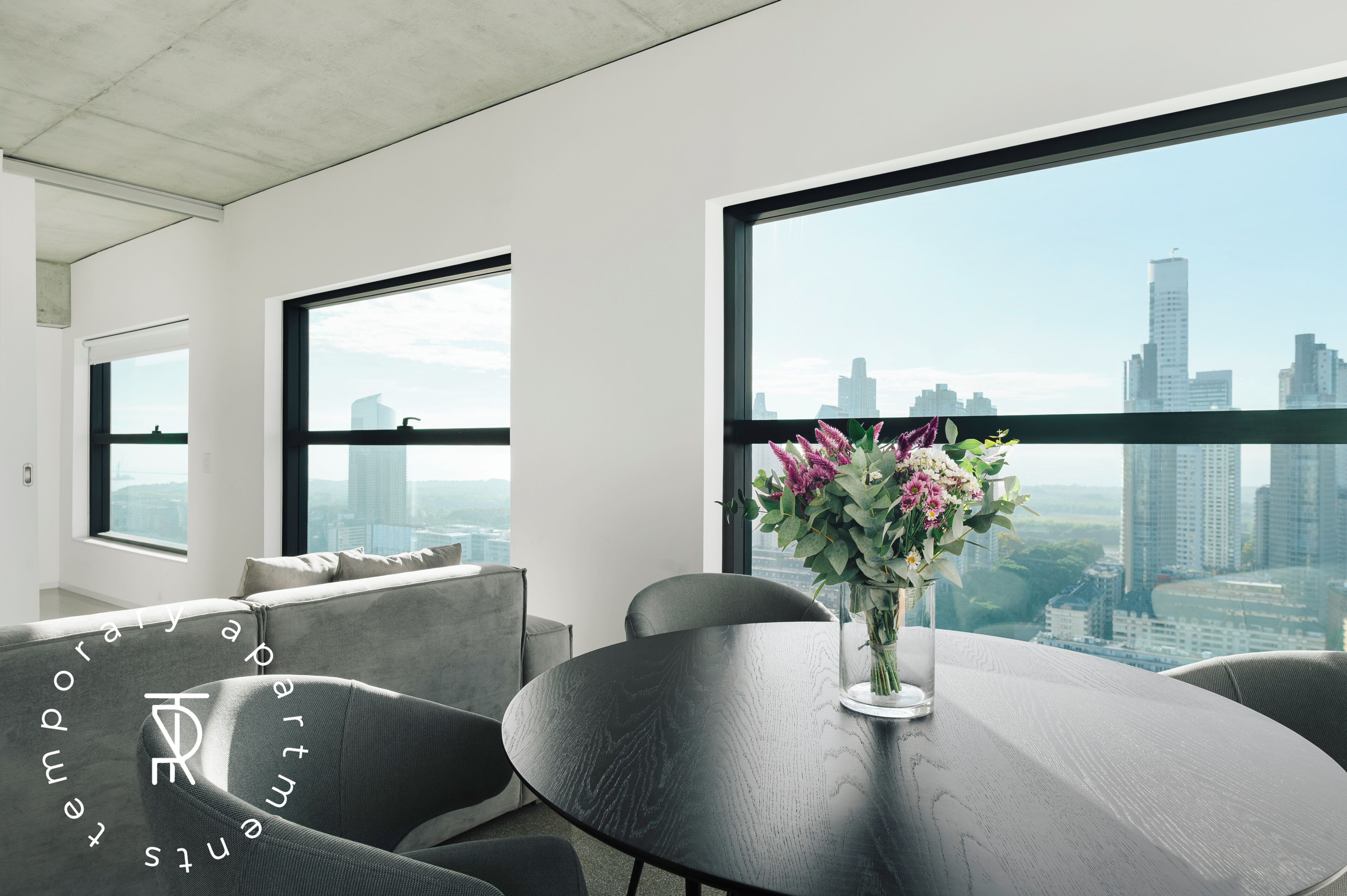 Apartamento, 2 quartos (Plus) | Sala de estar | Televisor de ecrã plano de 30 polegadas com canais por cabo 