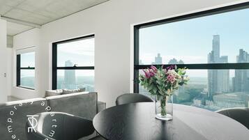 Apartamento, 2 quartos (Plus) | Sala de estar | Televisor de ecrã plano de 30 polegadas com canais por cabo