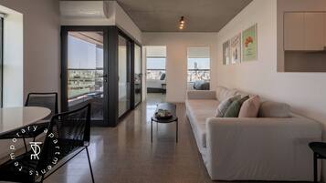Apartamento, 2 quartos | Sala de estar | Televisor de ecrã plano de 30 polegadas com canais por cabo