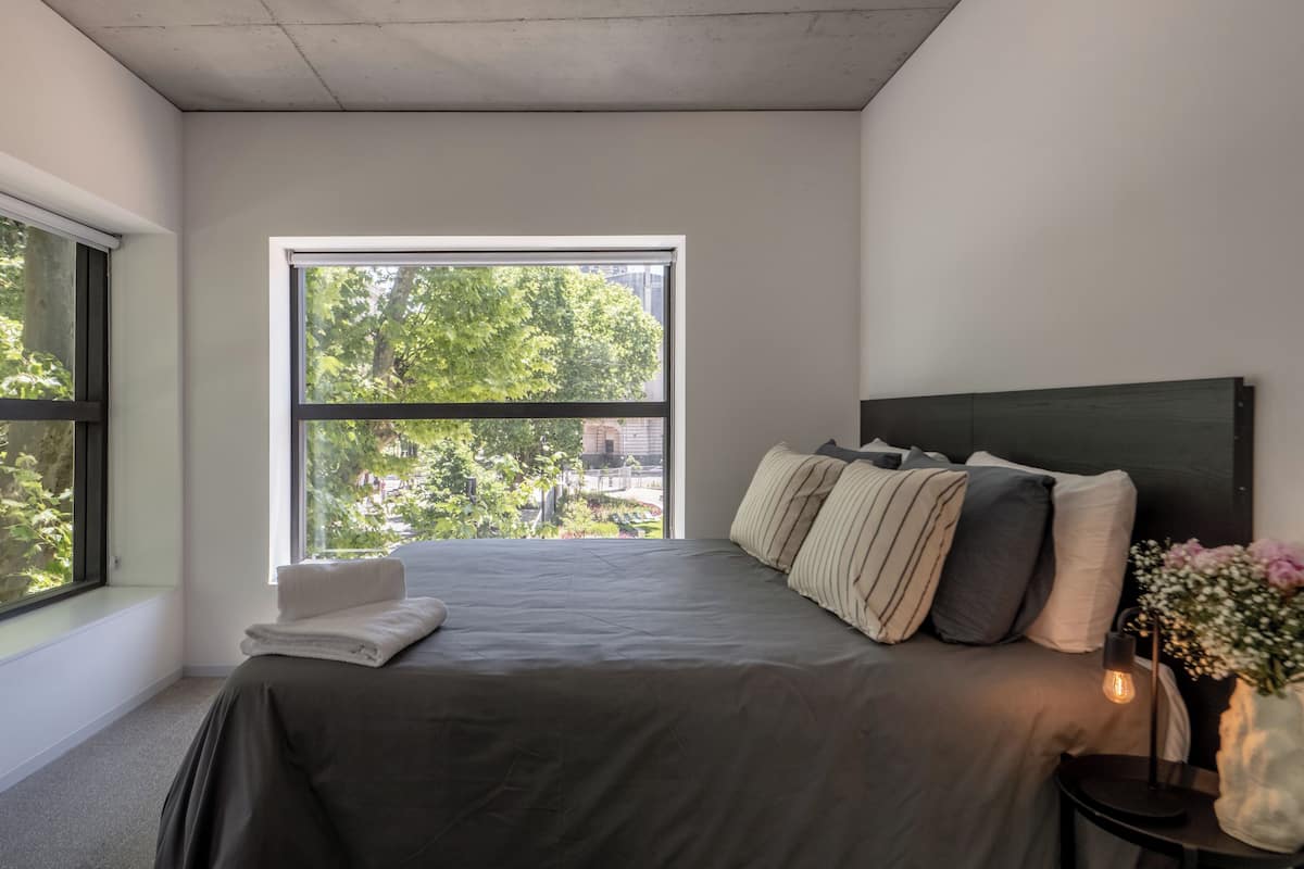 Apartamento | Cofres nos quartos, Wi-Fi de cortesia, roupa de cama