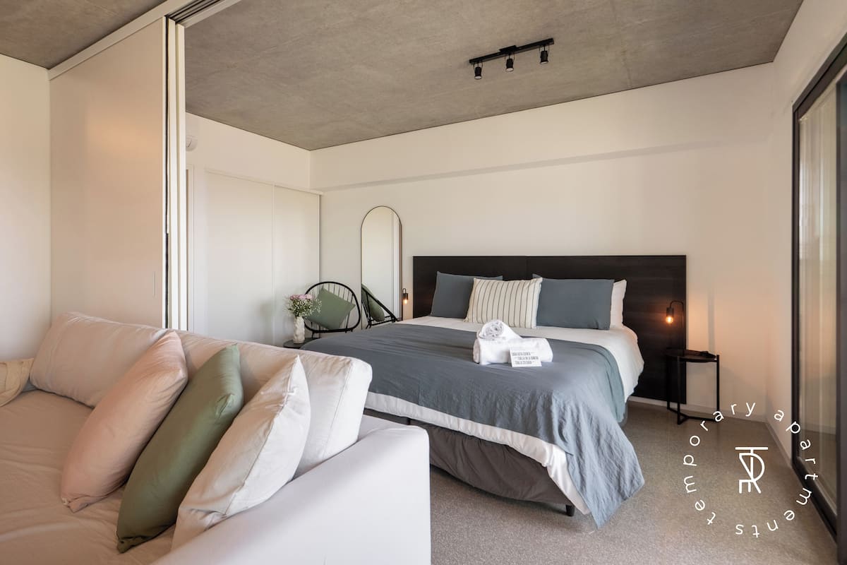 Apartamento | Cofres nos quartos, Wi-Fi de cortesia, roupa de cama