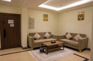 Apartamento econômico, 1 quarto, serviço de arrumação, vista para a cidade | Cofres nos quartos, espaço de trabalho para notebook, cortinas blackout