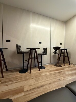 Dormitório compartilhado luxo | Área de estar | TV LED 72 polegadas com canais digitais