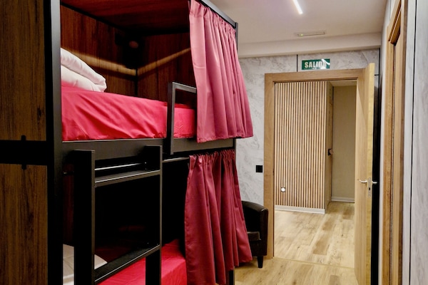 Dormitório Partilhado Deluxe | Roupa hipoalergénica, com decoração personalizada, secretária