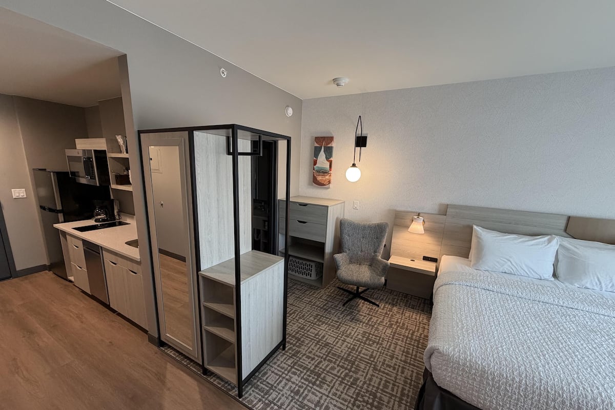 Quarto standard, 1 cama King, para não fumantes, cozinha americana | Ferros/tábuas de passar roupa