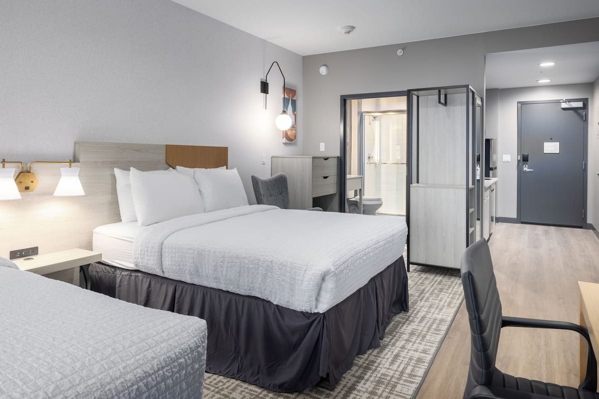 Quarto standard, 2 camas Queen, para não fumantes, cozinha americana | Ferros/tábuas de passar roupa