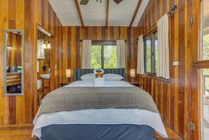 Cabana de Madeira Premium, 1 cama queen-size, banheira de hidromassagem, vista para o jardim | Cofre no quarto, ferro/tábua de engomar, Wi-fi grátis 