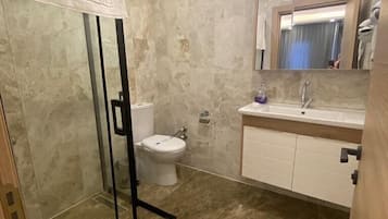 Suite-Estúdio Deluxe, varanda, Vista para a cidade | Casa de banho | Artigos de higiene pessoal grátis, um secador de cabelo, chinelos