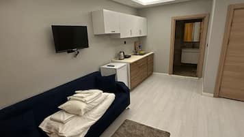 Suite-Estúdio Deluxe, varanda, Vista para a cidade | Secretária, secretária adequada para computadores portáteis