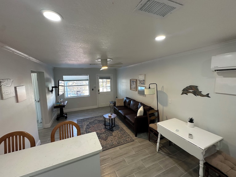 All New Charming Couples Beach Getaway! - 더네딘