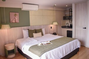 Quarto Elite, pátio | Minibar, cofre no quarto, secretária