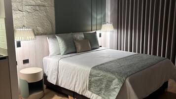 Quarto Superior | Cofre no quarto, secretária