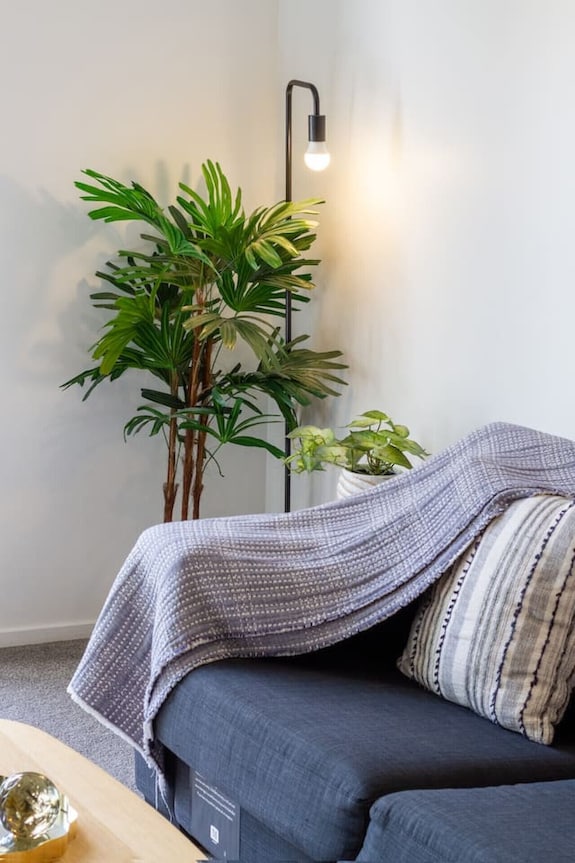 Chic Riccarton Stay With Parking + Outdoor Space - Christchurch