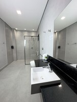 Quarto Duplo Executivo | Casa de banho | Um polibã, um secador de cabelo, toalhas fornecidas, sabão