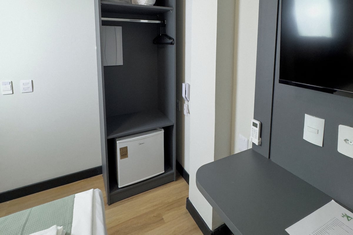 Quarto casal standard | Wi-Fi de cortesia, roupa de cama