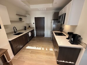Apartamento de Luxo, Vista para a cidade | Cozinha privada | Um frigorífico/congelador grande, um micro-ondas, um forno