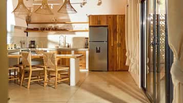 Casa luxo, 2 quartos, piscina particular | Cozinha privada | Geladeira grande, fogão, cooktop, talheres/pratos/utensílios de cozinha