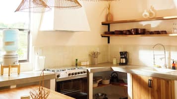 Casa luxo, 2 quartos, piscina particular | Cozinha privada | Geladeira grande, fogão, cooktop, talheres/pratos/utensílios de cozinha