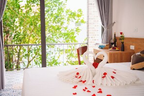 Com decoração personalizada, com mobília individualizada, secretária