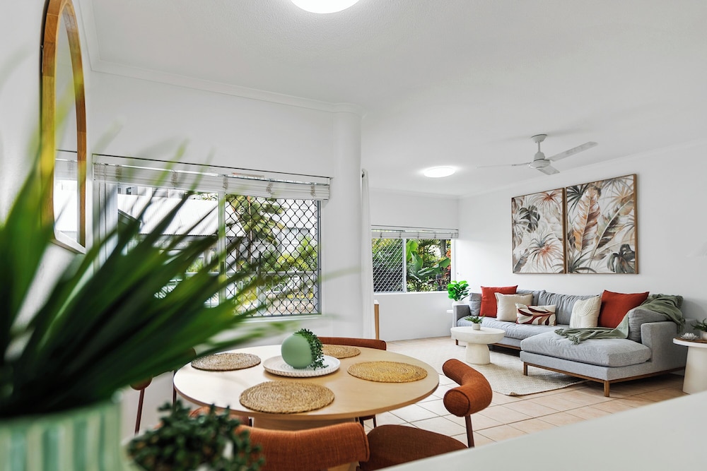 Cairns Tropical Bliss Swim In - Out Apt - Cairns