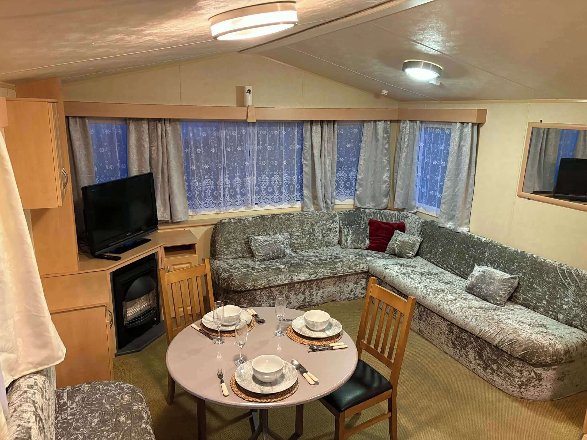 3 Bed Caravan - Sleeps 8 - Pets - Garden - Parking - Withernsea