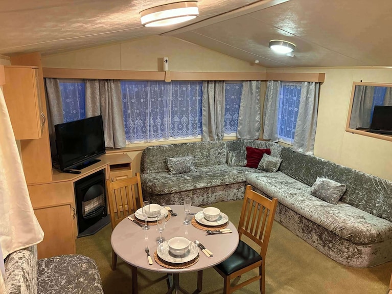 3 Bed Caravan - Sleeps 8 - Pets - Garden - Parking - Withernsea