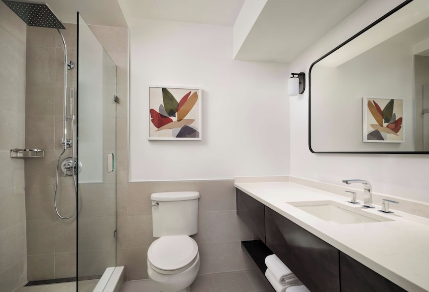 Pets Allowed! King Room With Pool And Free Airport Shuttle! - White Plains, NY